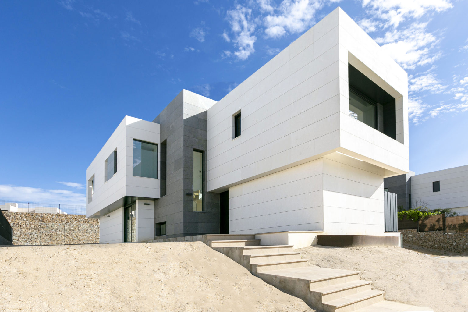 ¿Qué es una casa adosada? Claves y tipos de chalets